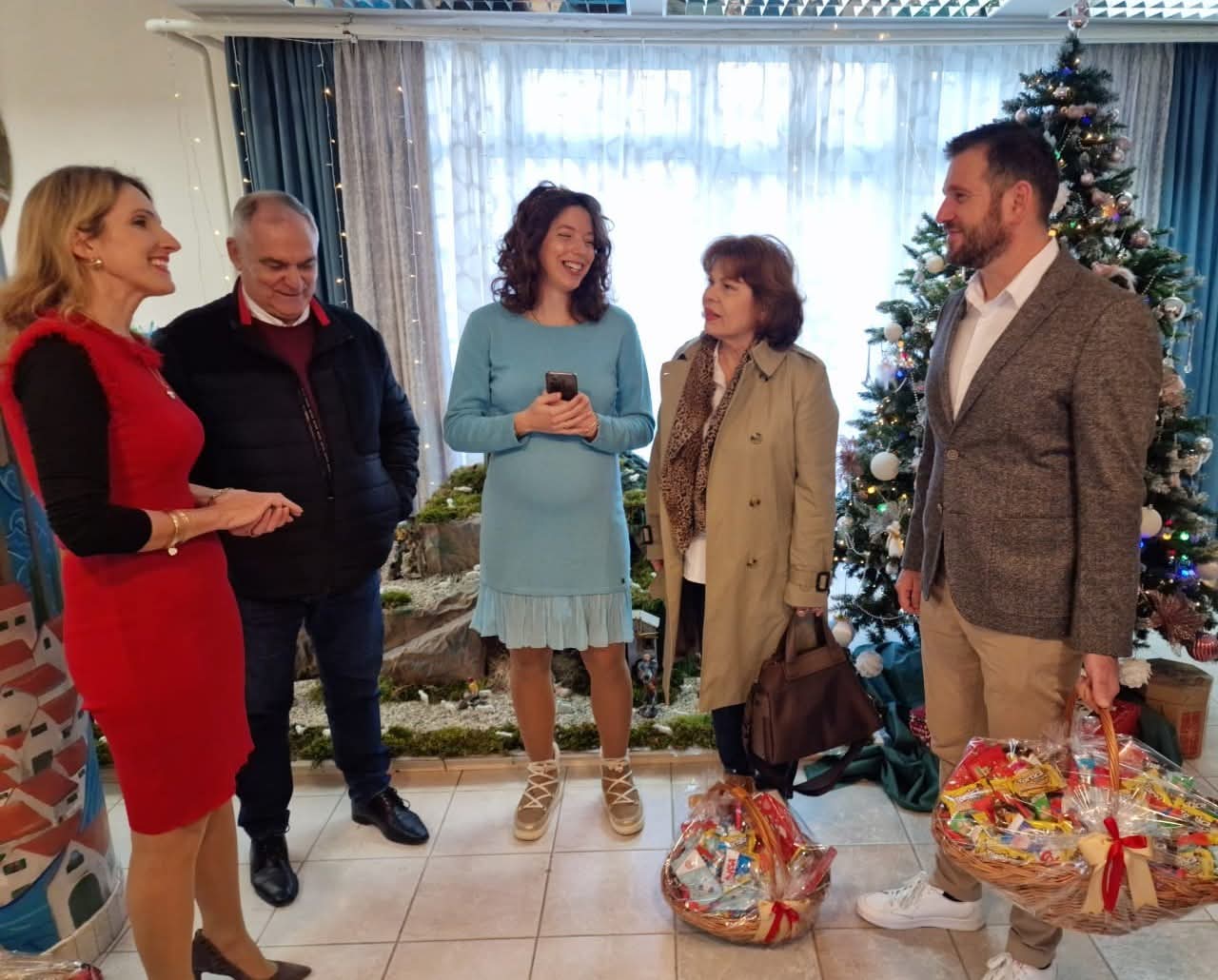 Split: Gradonačelnik Šuta i župan Boban darivali djecu u „Maestralu“ i čestitali nadolazeće ...